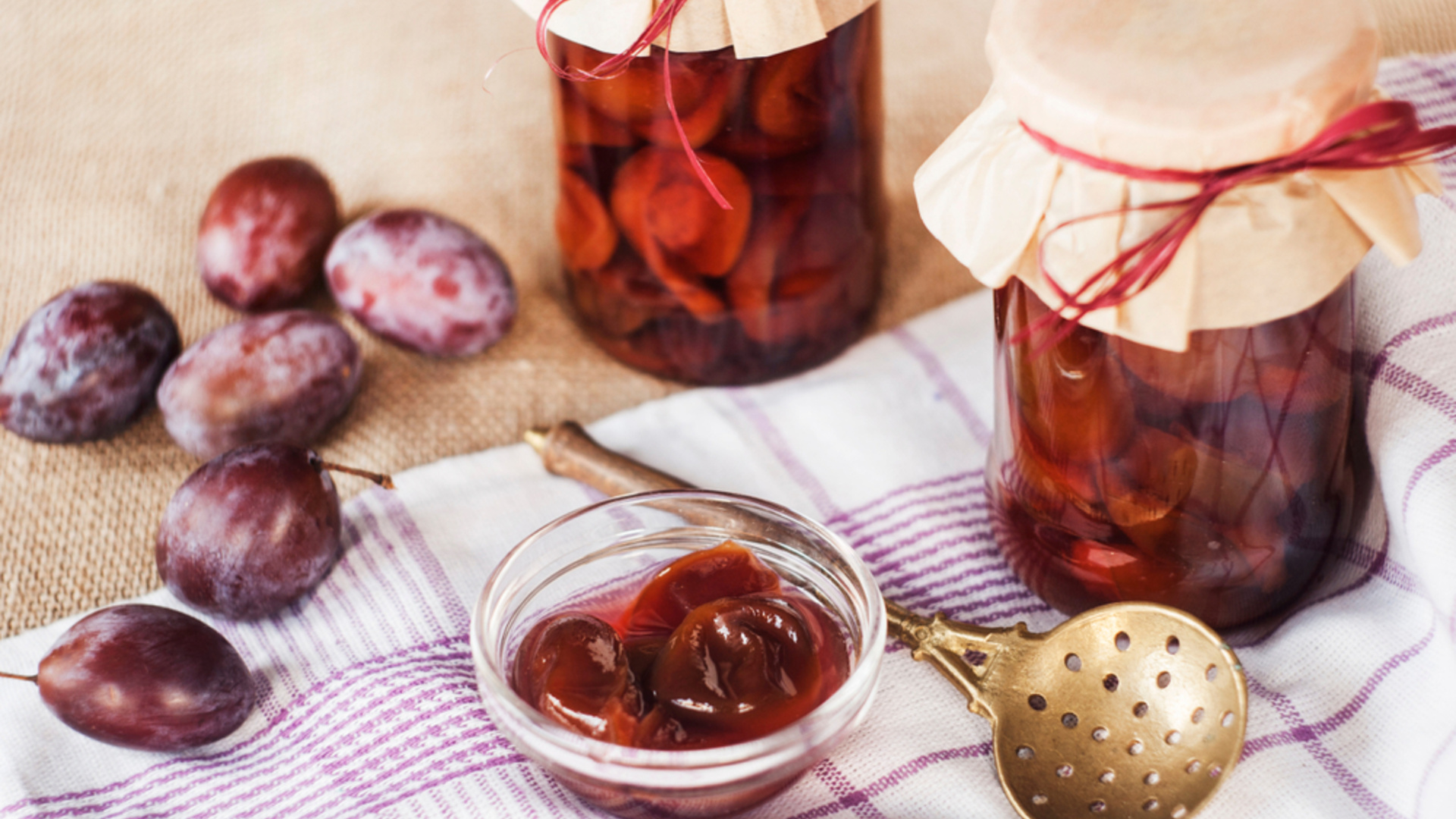 Śliwki w occie. Łatwy przepis na domowe śliwki marynowane - Chillizet